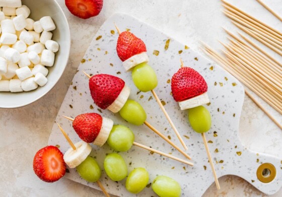 Easy Grinch Fruit Kabobs (Kid-Friendly Christmas Snack!) - Eating Bird Food